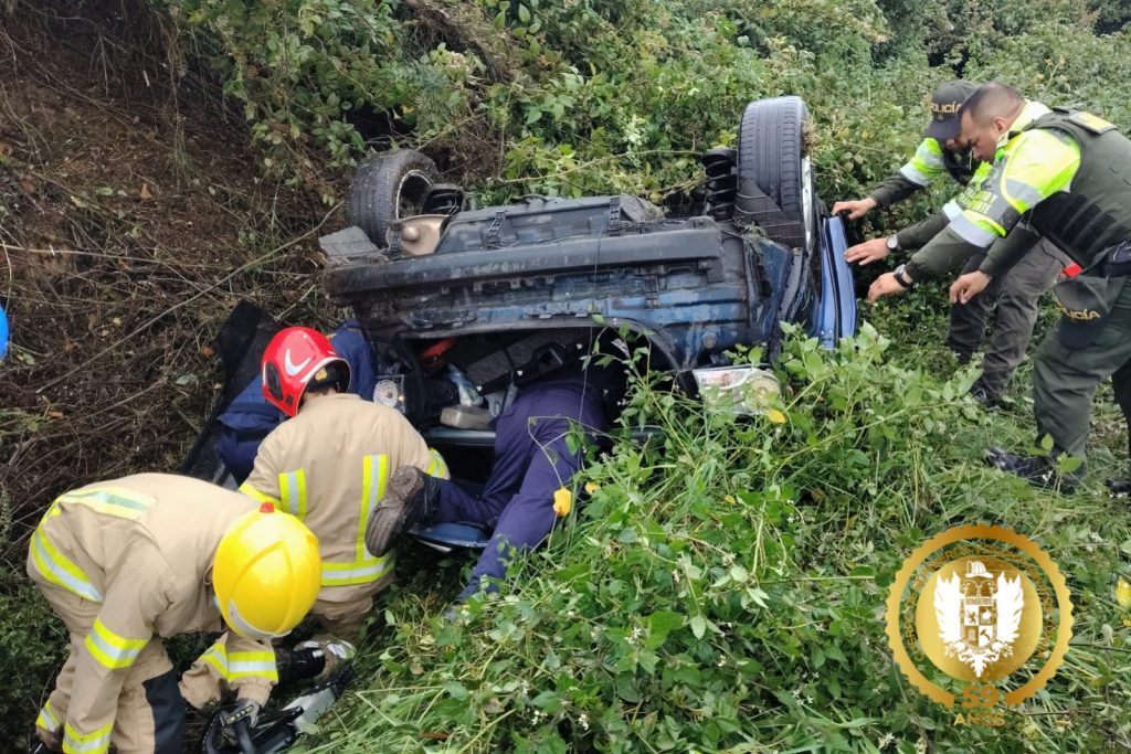 Volcamiento vehicular en La Germanía – Bomberos Tunja